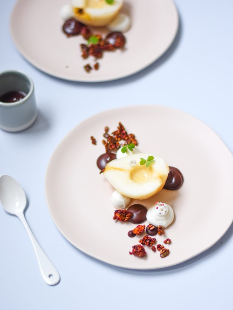 Poire & chocolat, dessert à l’assiette croquant, fondant et crémeux – Leaf